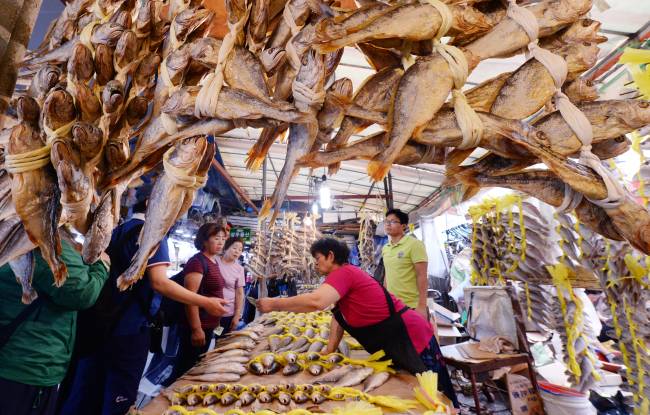 [Photo News] Traditional markets busy ahead of Chuseok