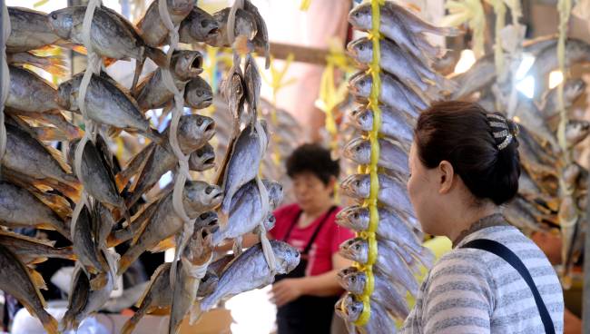 [Photo News] Traditional markets busy ahead of Chuseok