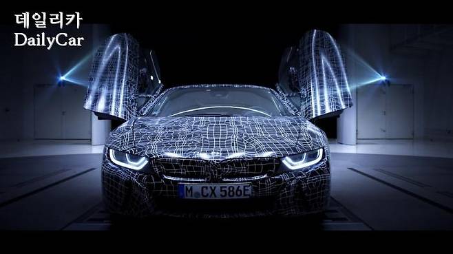 BMW, 주행거리 대폭 확대된 PHEV 'i8 스파이더'..'눈길' | 데일리카