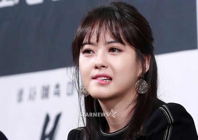 포토 고아라 긴장의 입술 꽉