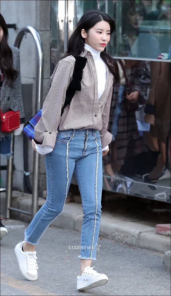포토 기희현 귀여운 총총걸음