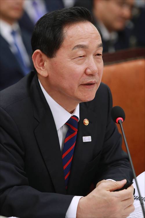 질의에 답변하는 김상곤 사회부총리