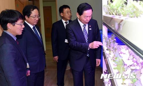 김상곤 교육부장관 부산 첫 위탁 대안교육시설 방문
