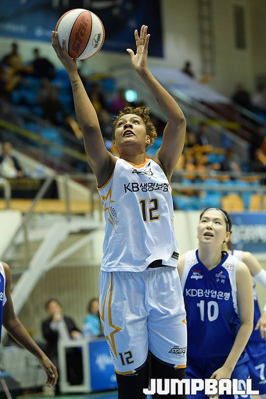 '단타스 25득점' KB, KDB제압하고 리그 단독 1위