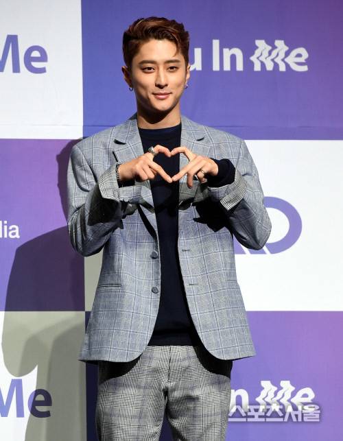 [SS포토] 카드(KARD) 제이셉, 컴백을 자축하는 하트~!