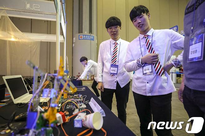 코딩으로 완성한 로봇기술 살펴보는 청소년들
