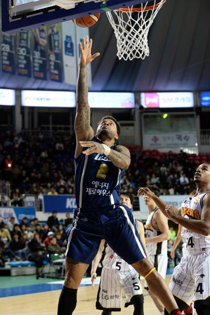 '4명 10점 이상' KCC, LG 꺾고 7연승 질주