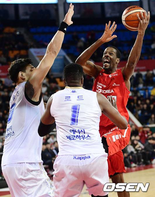 '선두 빅뱅' SK, KCC 8연승 저지하며 단독 선두 등극