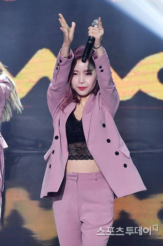 St포토 마마무 솔라 복근 드러낸 의상