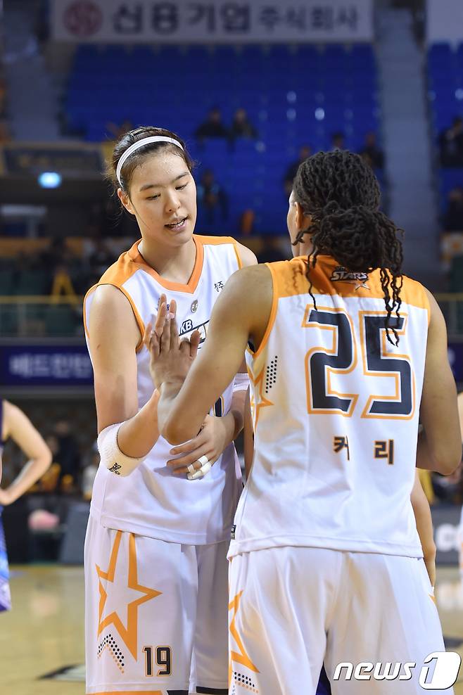'박지수 활약' KB, KDB생명 완파..구단 최다 홈 8연승