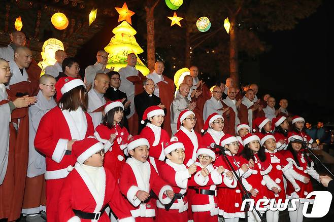 신부님과 스님이 함께 아기 예수 탄생을 축하
