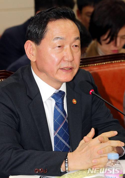 김상곤 사회부총리 의원 질의에 답변