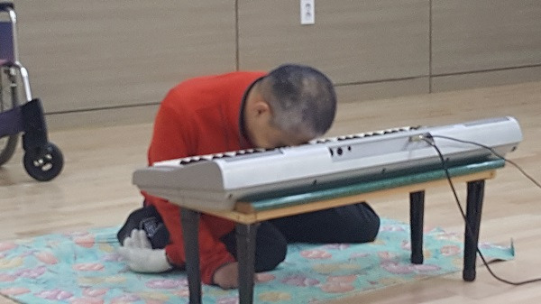 코로 키보드 치는 뇌병변장애 1급 엄일섭씨