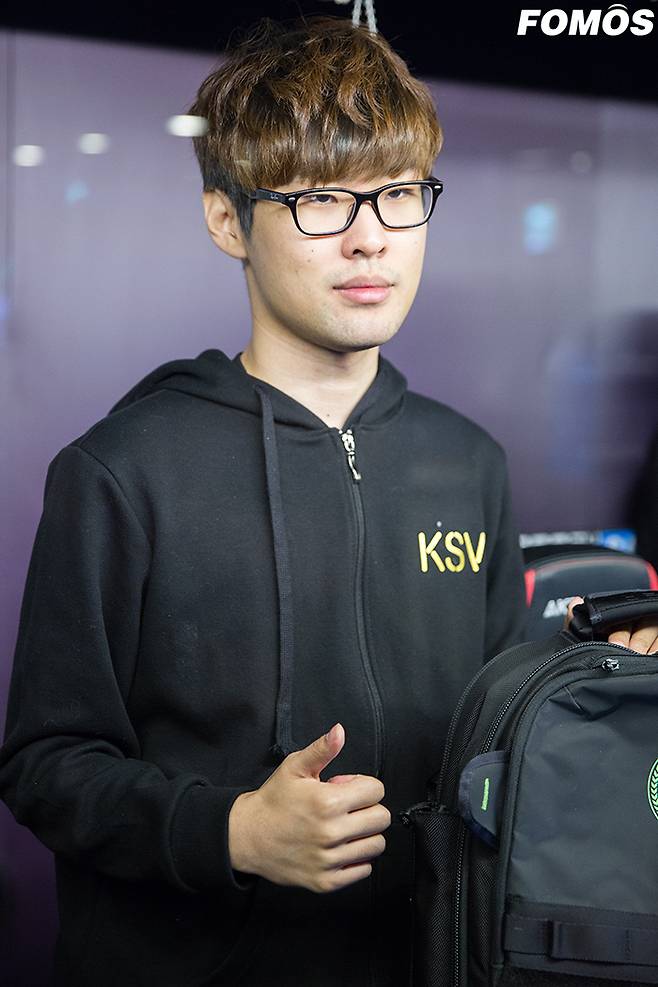 포토 앰비션 강찬용 부스 밖으로 엄지 척