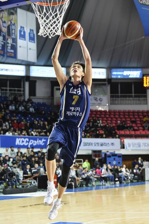 '5명 두 자리 득점' KCC, kt 완파..2연승 질주