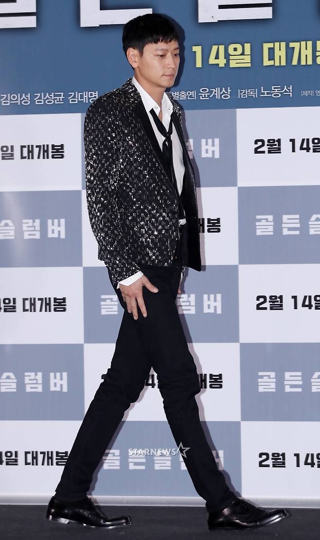 포토 강동원 긴다리로 남다른 보폭