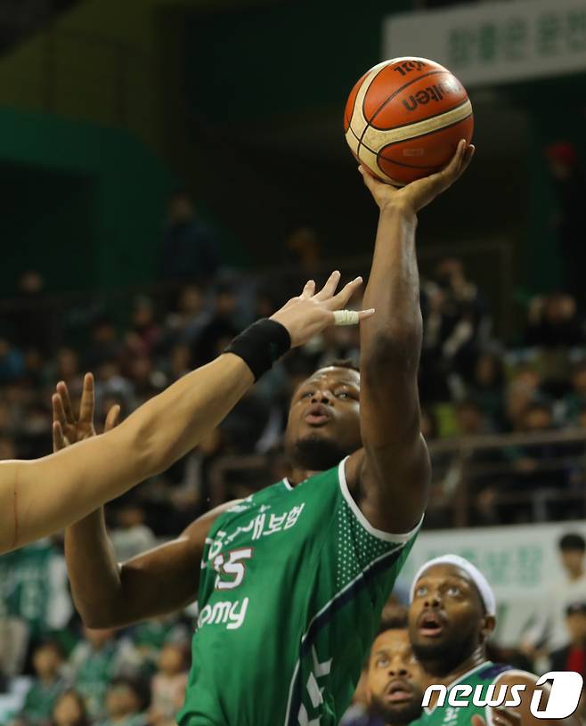 '버튼 36득점' DB, KGC 제압..정규리그 우승 매직넘버 '1'