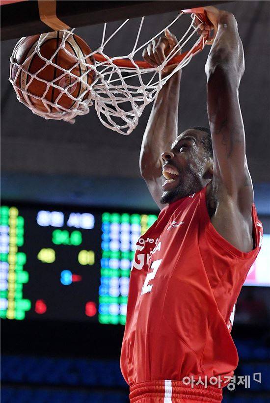 '헤인즈 34점' SK, KCC전 홈 10연승 질주..정규리그 2위 확정