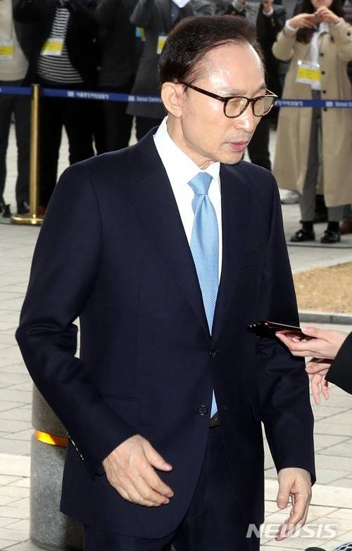 굳은 표정의 이명박 전 대통령