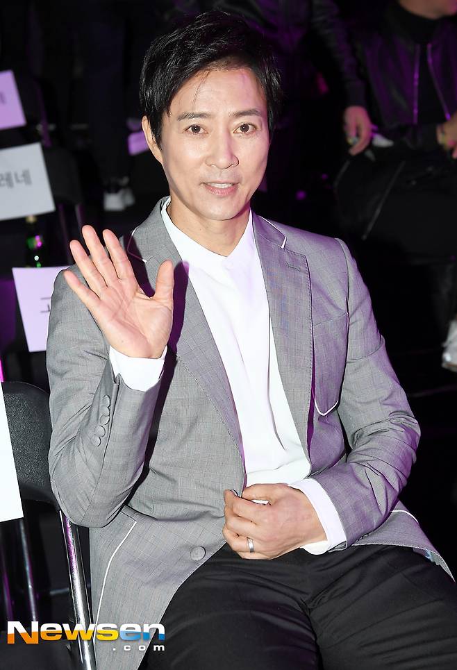 포토엔hd 하희라는 어디에 최수종 은혼식 반지끼고 패션쇼 나들이