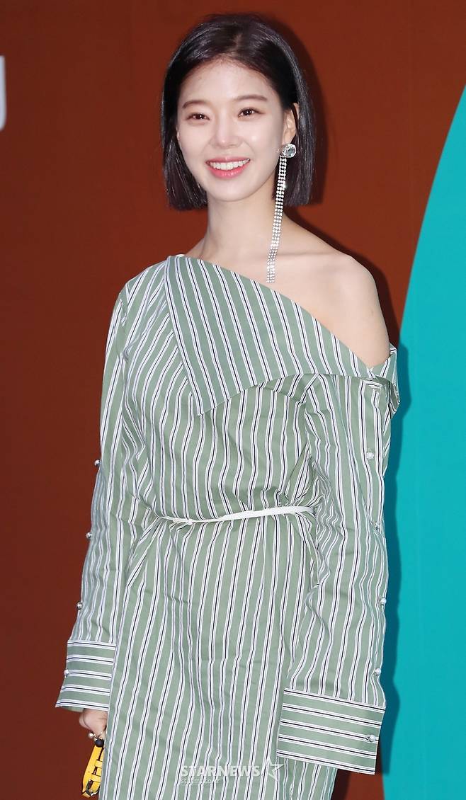 포토 임세미 가녀린 어깨라인