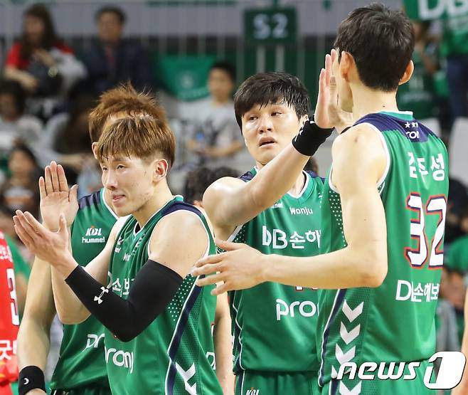 '두경민 29득점' DB, KGC 꺾고 4강 PO 먼저 1승