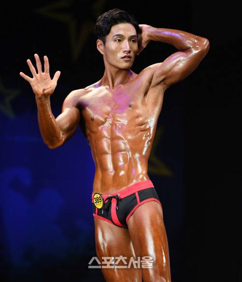 기름기가 좔좔 흐르는 피트니스스타 모델 김현종 매끈하죠~ 포토