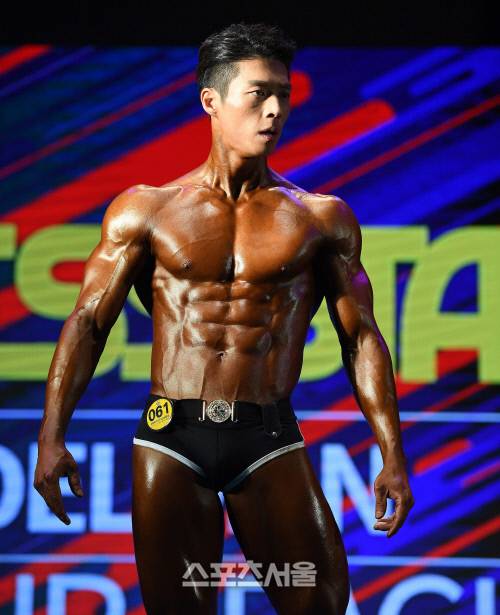 역사의 위엄이 느껴지는 피트니스스타 모델 김효배 로보트같아~ 포토