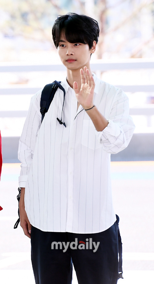 Md화보 셔츠 풀어헤치고빅스 엔 여심 훔치는 출국 패션