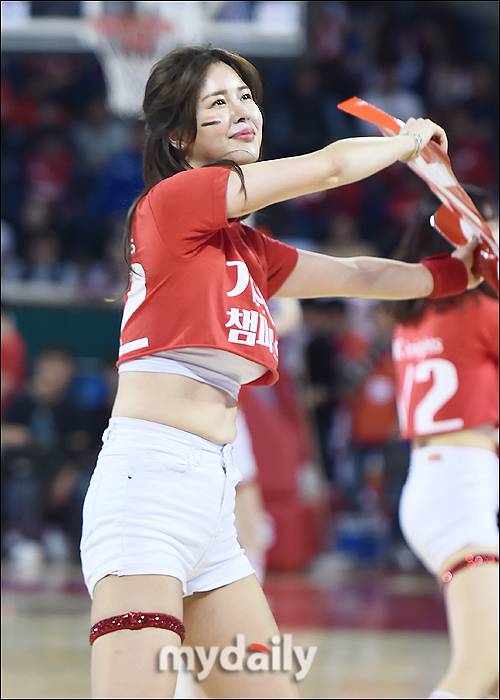 Md화보 너무 타이트했나봐치어리더 바지 사이로 뱃살 빼꼼
