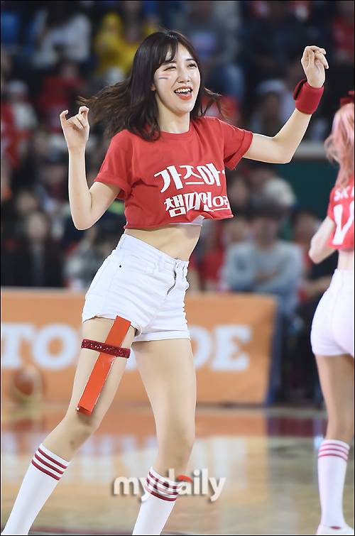 Md화보 너무 타이트했나봐치어리더 바지 사이로 뱃살 빼꼼