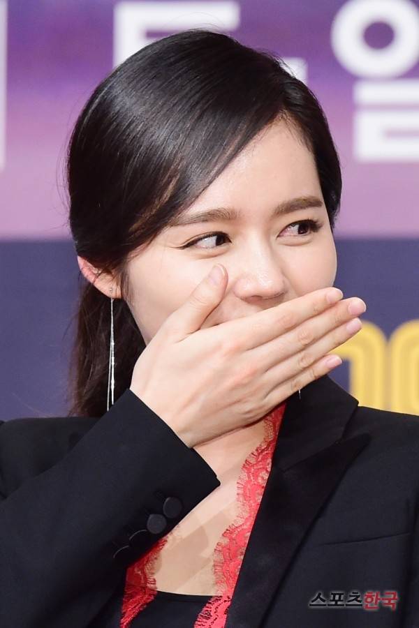 한가인 입 가리고 수줍은 미소