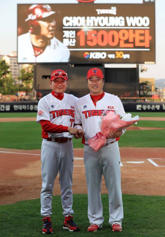 KIA 최형우, KBO 역대 30번째 1500안타 달성 시상