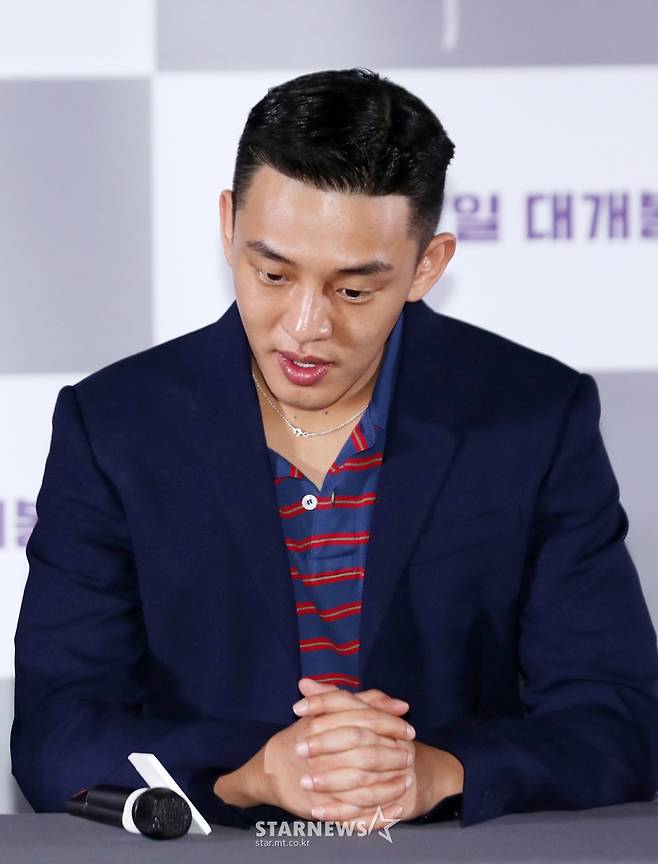포토 유아인 무슨 생각 중