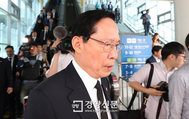[현장 포토]5·18 묘지 참배하러 왔다가 문턱에도 못간 송영무 장관