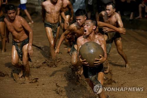 VIETNAM TRADITION MUD BALL WRESTLING