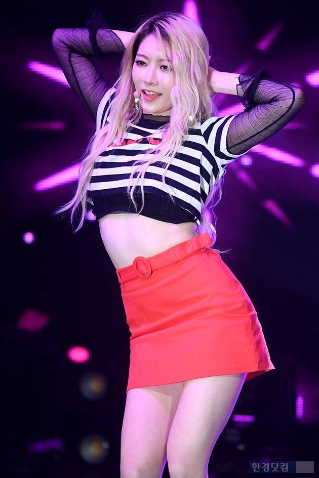 포토 프리스틴v 레나 당당하게 드러낸 잘록한 허리~
