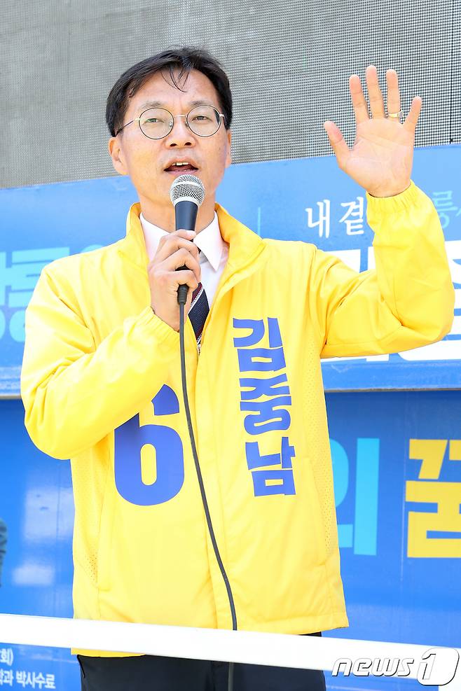 지지 호소하는 김중남 강릉시장 후보
