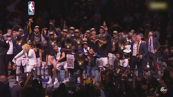 Nba 챔피언 골든스테이트2년 연속 우승 차지
