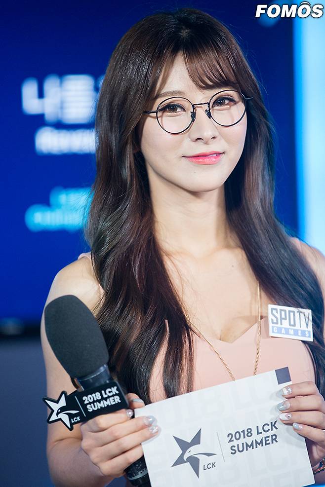 포토 롤챔스 김수현 아나운서 안경 선배의 미소