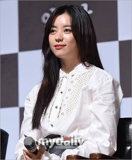 Md화보 홍수아에 지지 않아요한효주 갸륵한 눈빛 발사