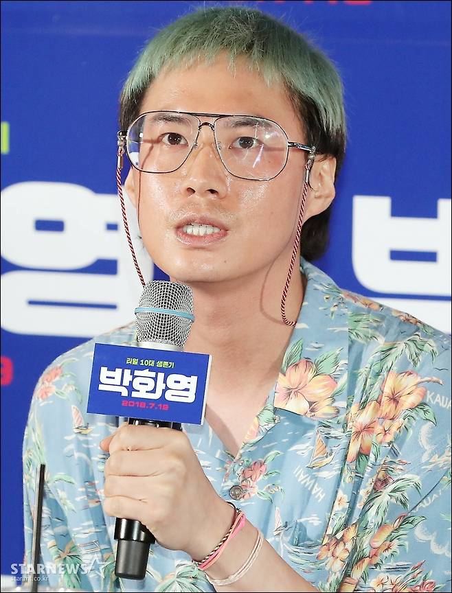 포토 인사말 하는 이환 감독