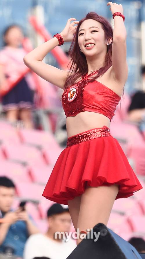 Md화보 너무 적나라한데치어리더 이미래 과격한 응원에 휘날리는 초미니