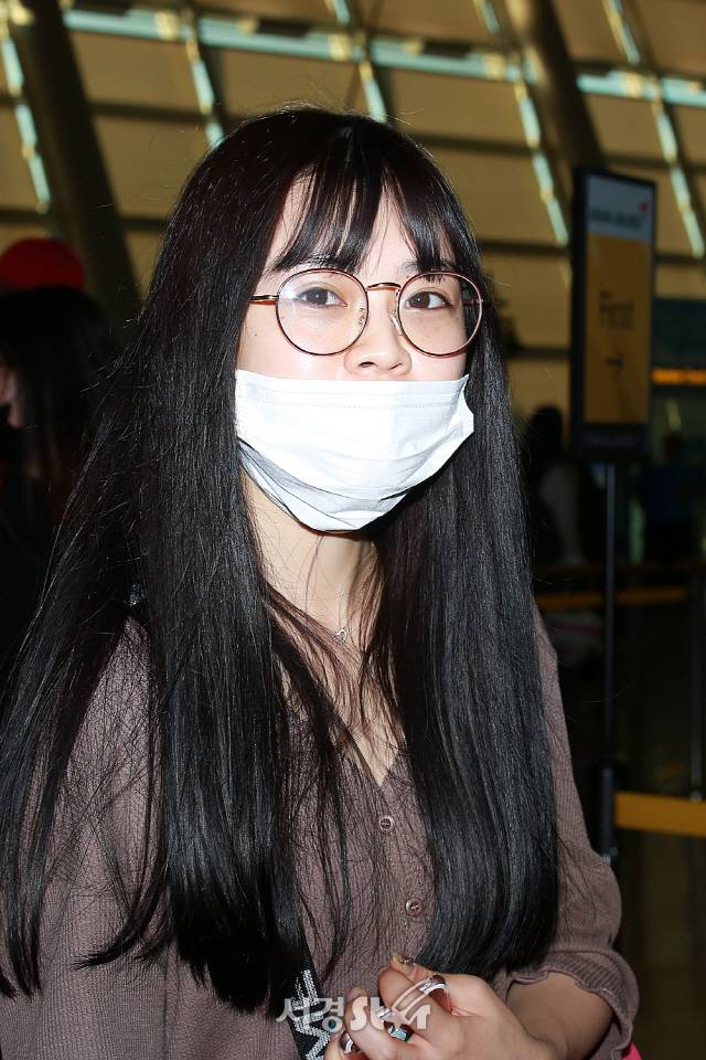 모토무라 아오이 사랑스러운 눈빛에 찌릿 공항패션