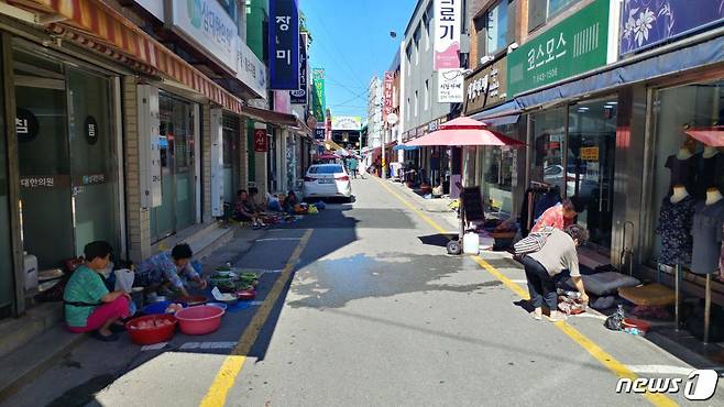 절반도 안 팔려요그늘 찾는 시장 노점상인들 한숨