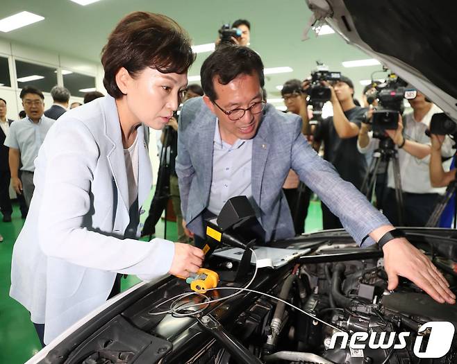 Bmw 엔진룸 설명 듣는 김현미 장관