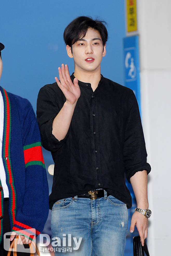 Td포토 뉴이스트w 백호 미국으로 떠나요~
