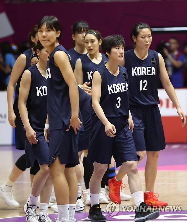 굳은 얼굴의 여자농구 남북 단일팀