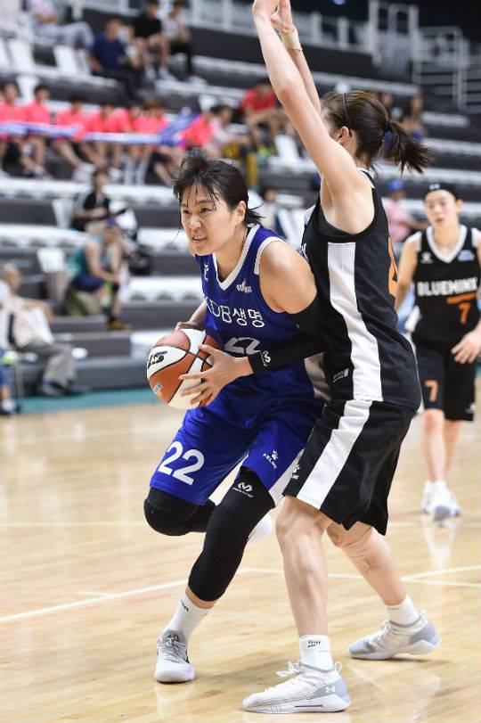 [18 박신자컵] '구슬-진안 33점 합작' KDB생명, 우리은행 꺾고 2연승.. 우리은행 4연패