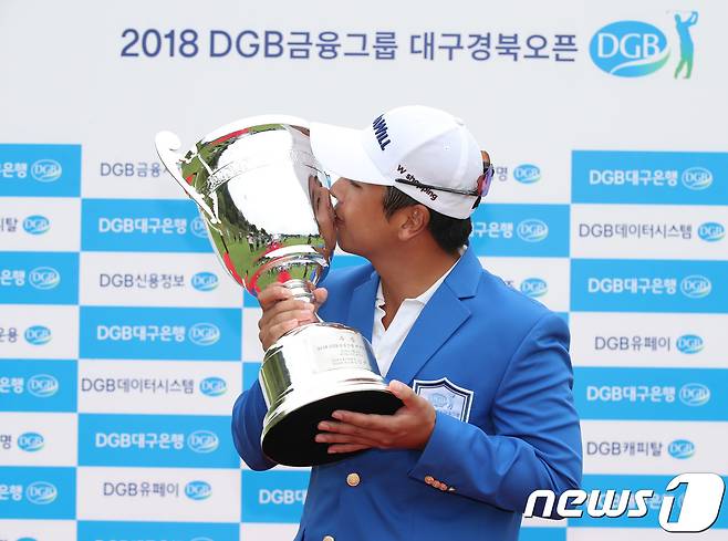 우승트로피에 입맞추는 김태우